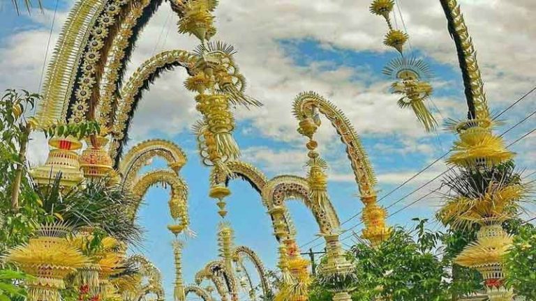 2.500 Penjor Akan Menyambut Delegasi KTT G20 di Bali, Ini Artinya