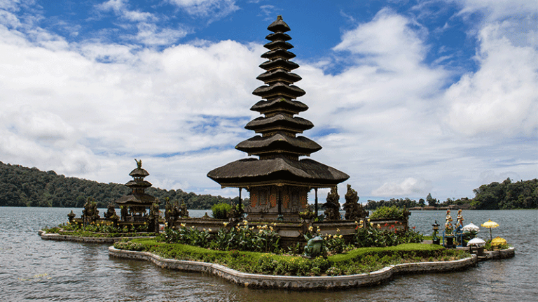 Danau Beratan Bedugul: Keindahan di Pelukan Kabut - TRIPONNEWS.com